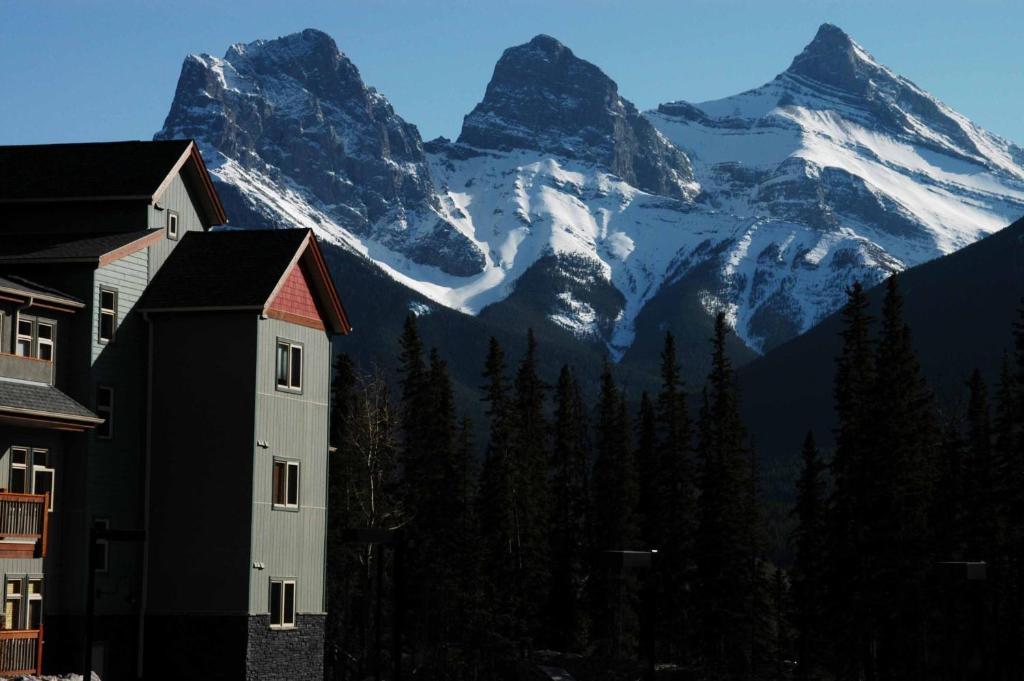 Elkhorn Lodges at Canmore - American Vacation Marketing