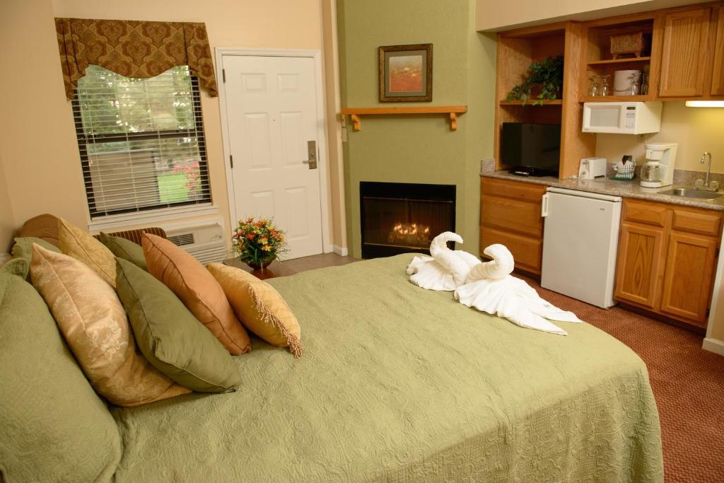 Exploria Resorts at Gatlinburg Town Square - American Vacation Marketing